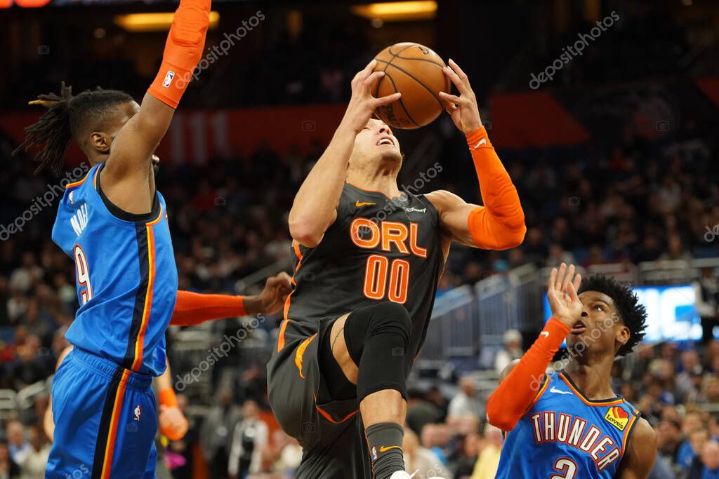 El jugador de Orlando Magic Aaron Gordon # 00 corre a la canasta en el ...