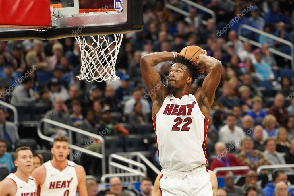 Jimmy Butler # 22 de Miami Heat hace una inmersión en el Amway Center ...