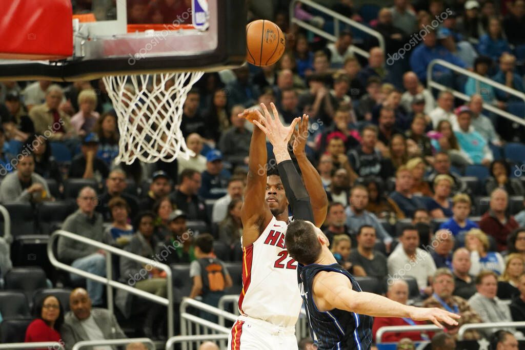 Jimmy Butler # 22 dispara un tres puntos en el Amway Center en Orlando ...
