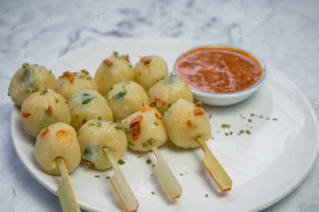 Cilok está hecho de tapioca o harina de aci y servido por taponamiento ...