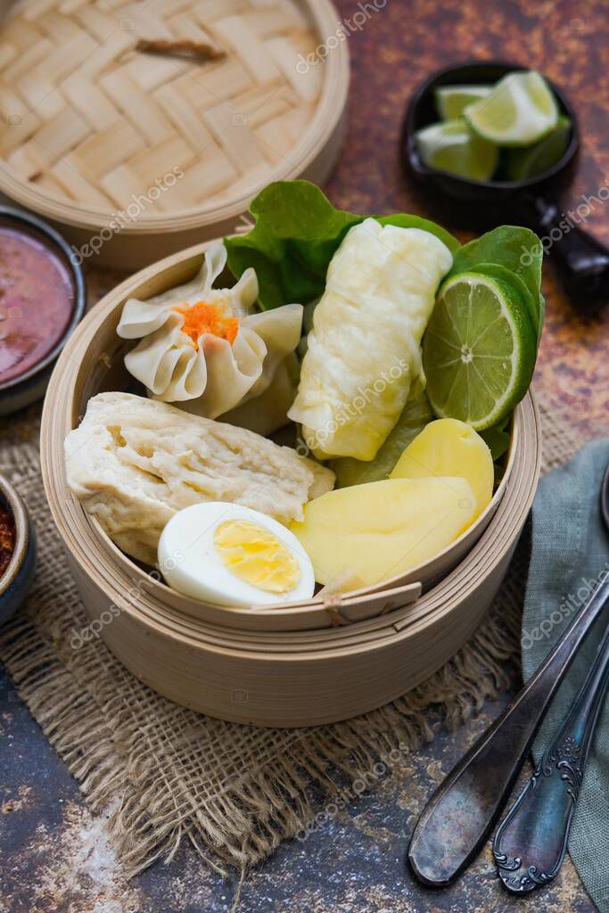 Siomay, Indonesian Street Food, albóndigas al vapor, tofu y servido con ...