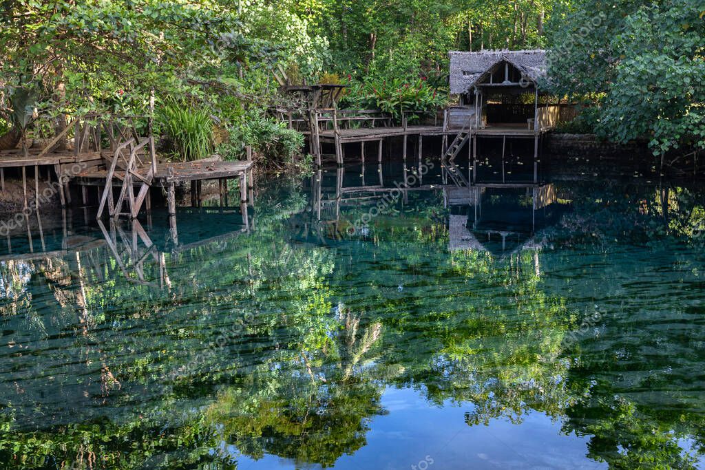 exuberante selva tropical alrededor de laguna azul de agua dulce ...