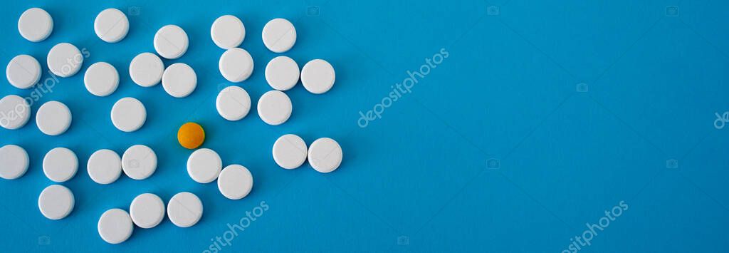 Pastillas blancas, medicamentos y cápsulas sobre fondo azul. Prevención ...