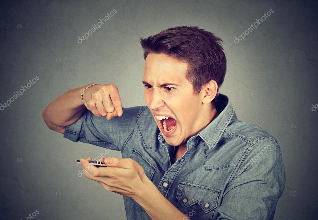 Angry young man screaming on mobile phone i — Stock Photo ...