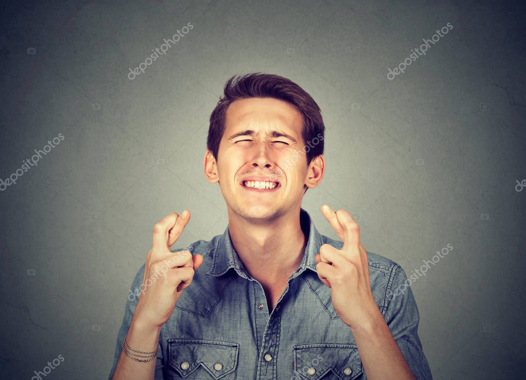 Joven pidiendo un deseo manteniendo sus dedos cruzados 2022