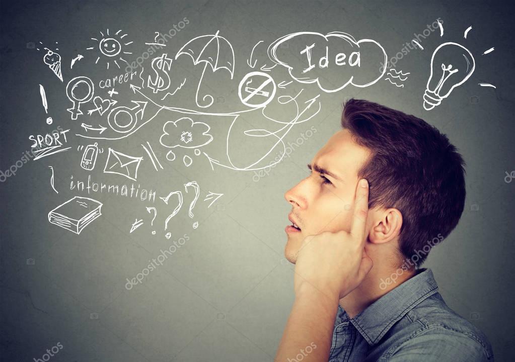 joven pensando que soñar tiene muchas ideas mirando hacia arriba 2023