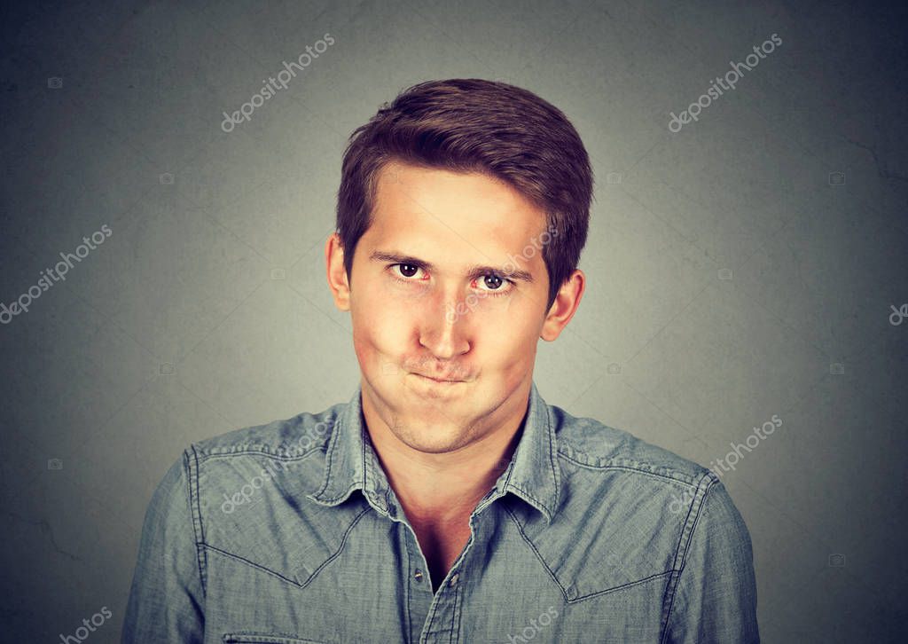 molestia. Enojado hombre enojado exasperado 2023