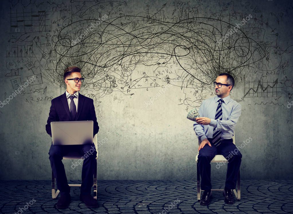 dos hombres de negocios que se miran uno al otro con el ordenador ...