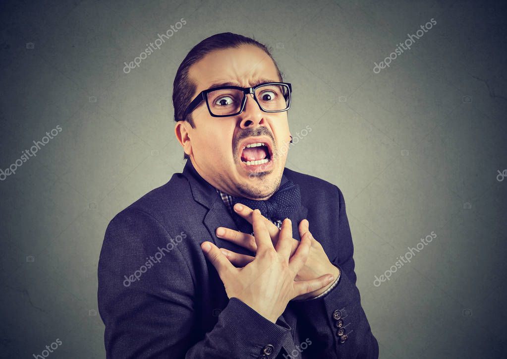 Joven asustado que parece asustado 2024