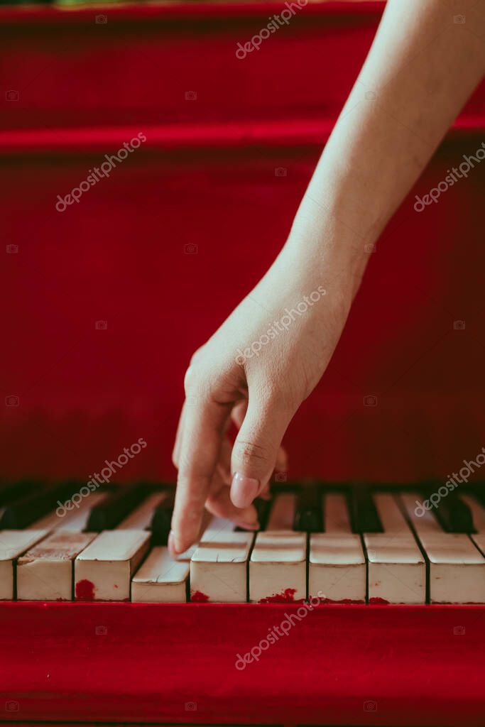 un primer plano de una vista lateral con la mano femenina con manicura ...