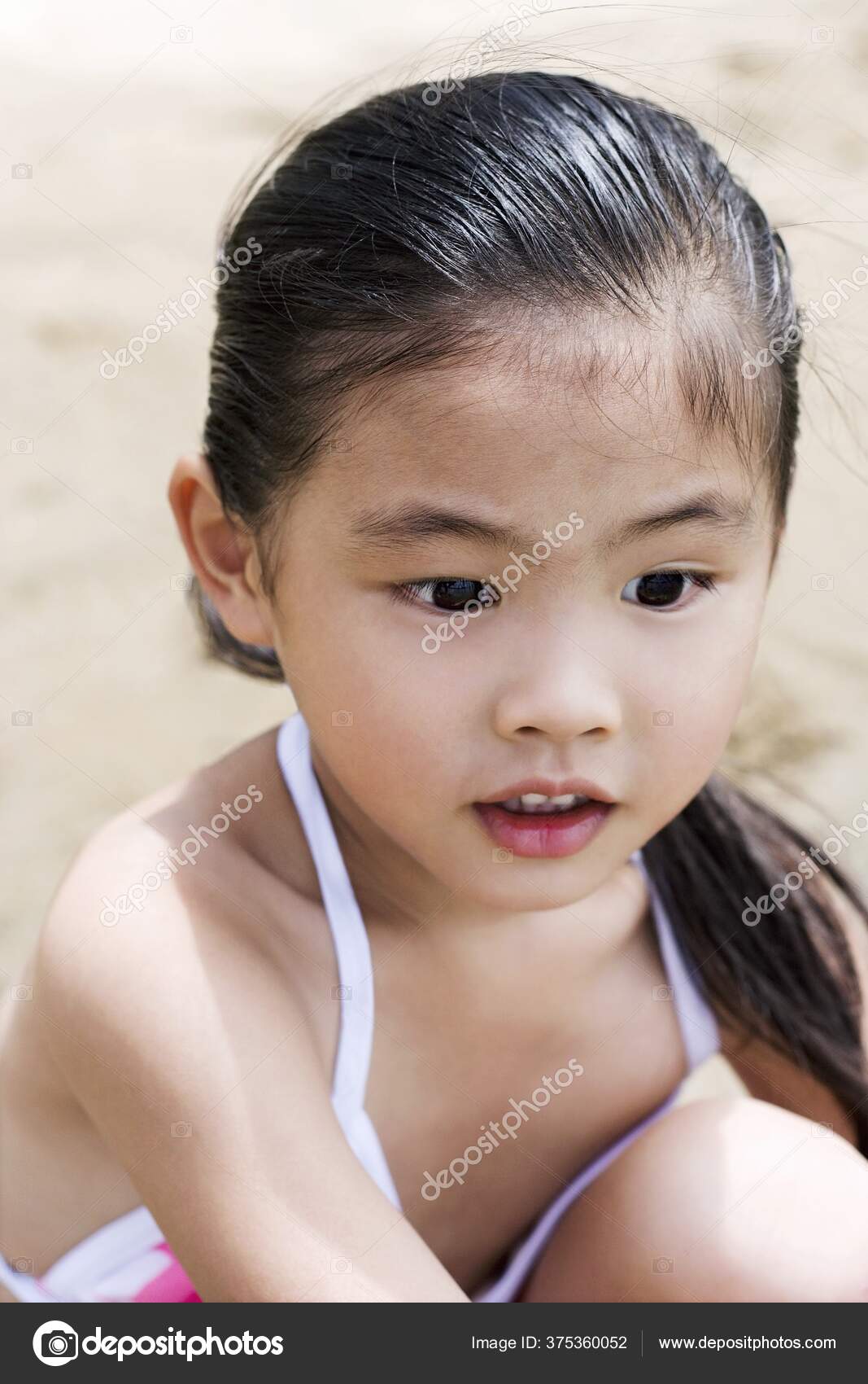 在海滩上玩的女孩 — 图库照片©imagehit#375360052