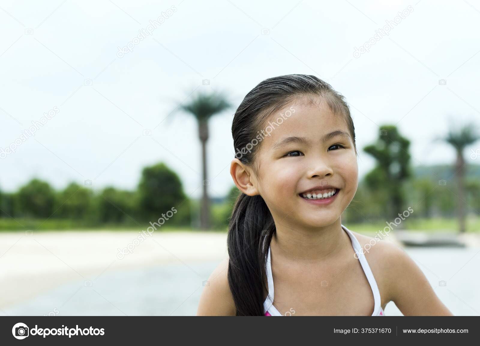 在海滩上玩的女孩 — 图库照片©imagehit#375371670