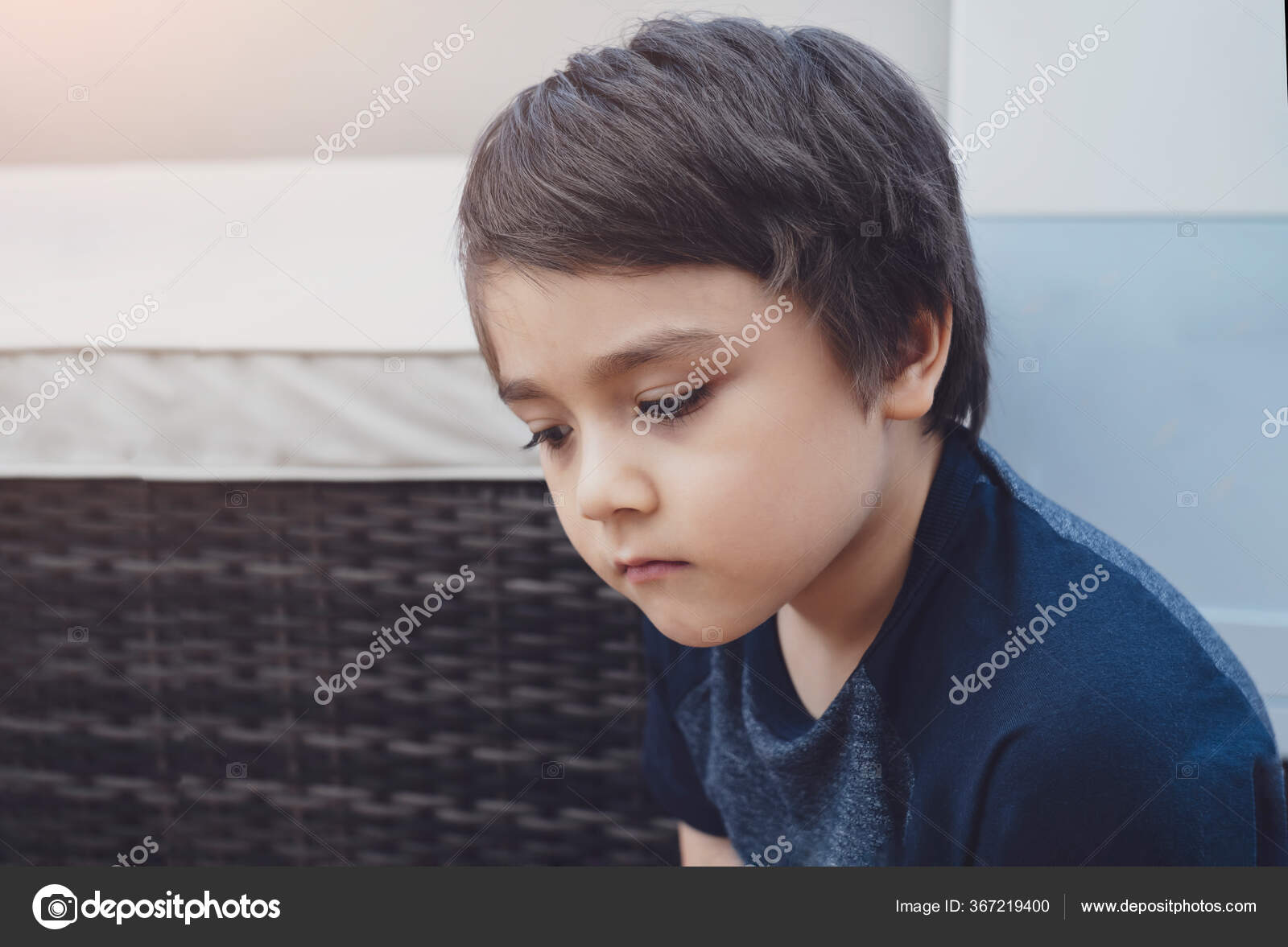 Tek Başına üzgün Oynayan çocuk