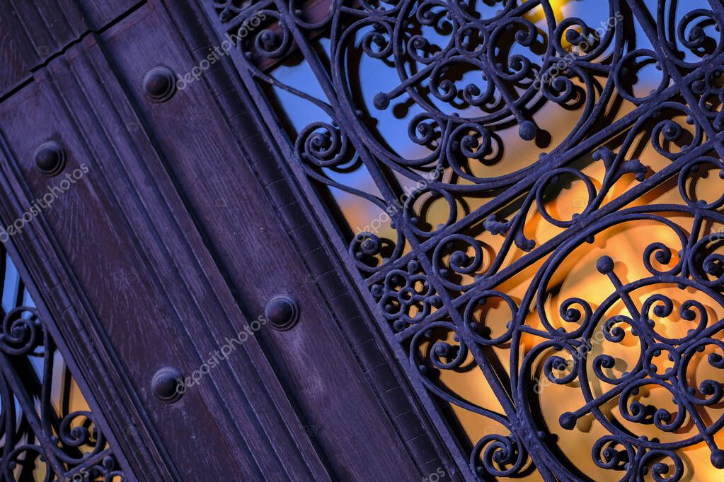 Antigua decoración de puertas, madera y forja. Construcción masiva, madera seca, forja ...
