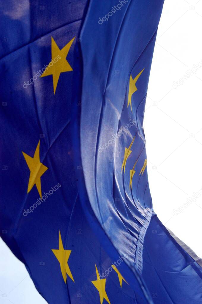 Bandera de la Unión Europea, bandera azul con estrellas amarillas que ...