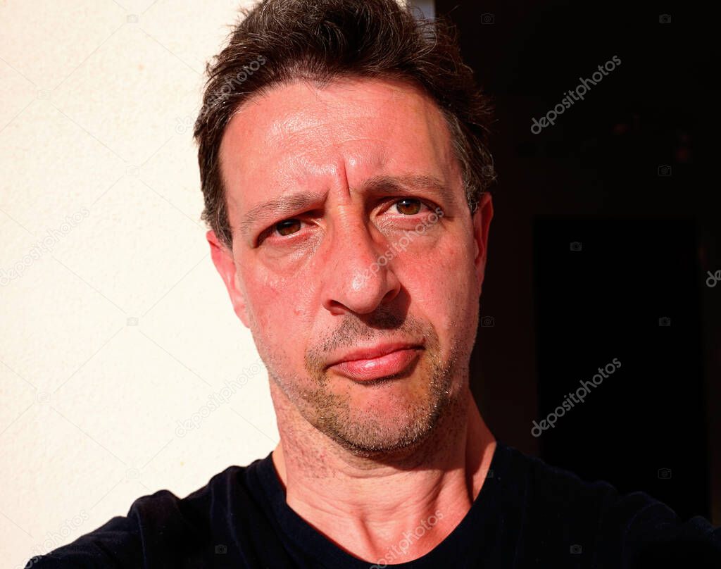 primer plano de un hombre feo y pensativo en blanco y negro 2023