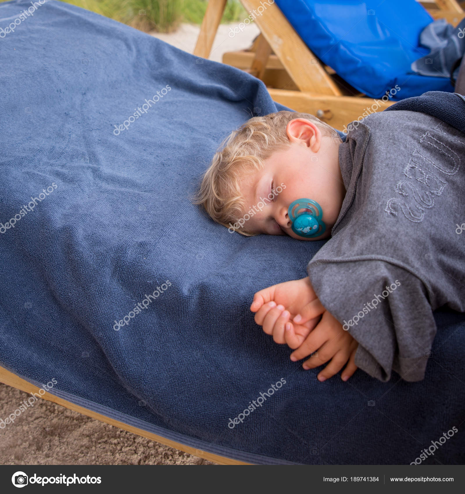 Lactente dormindo em cadeiras de praia fotos, imagens de ...