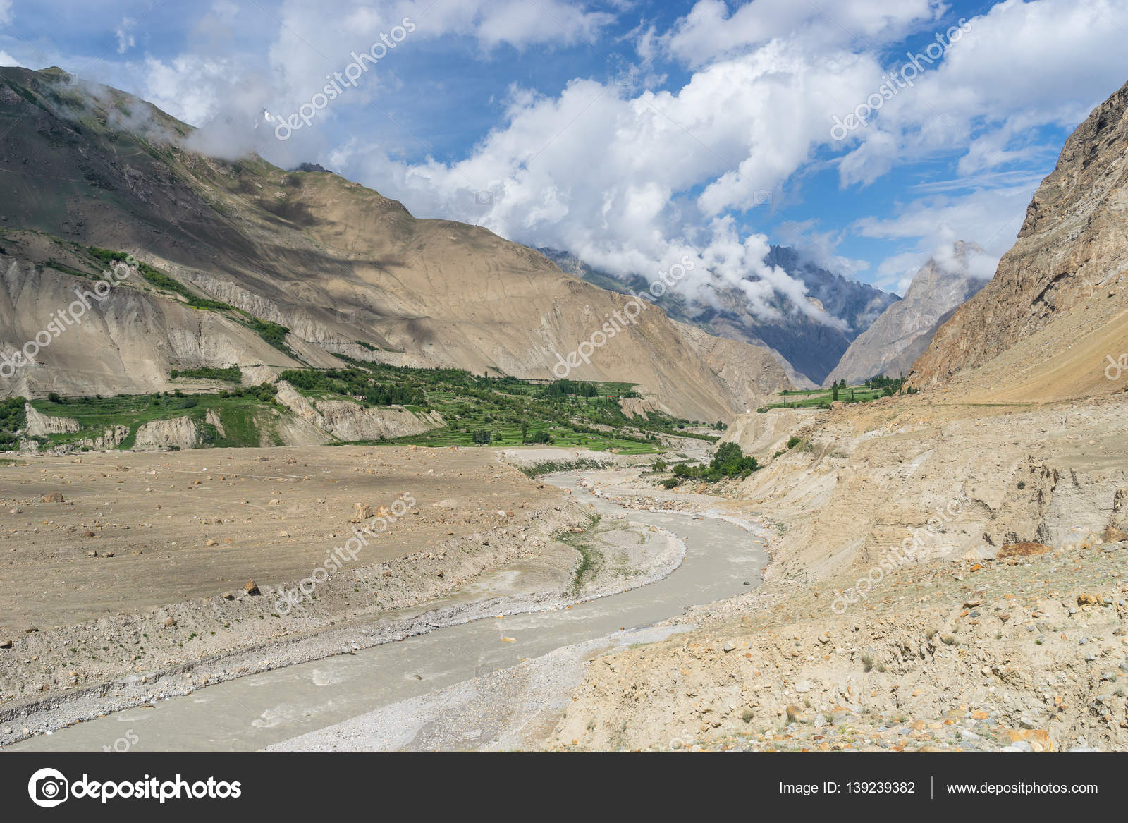 River curve and Askole village, K2 trek, Pakistan — Stock Photo ...