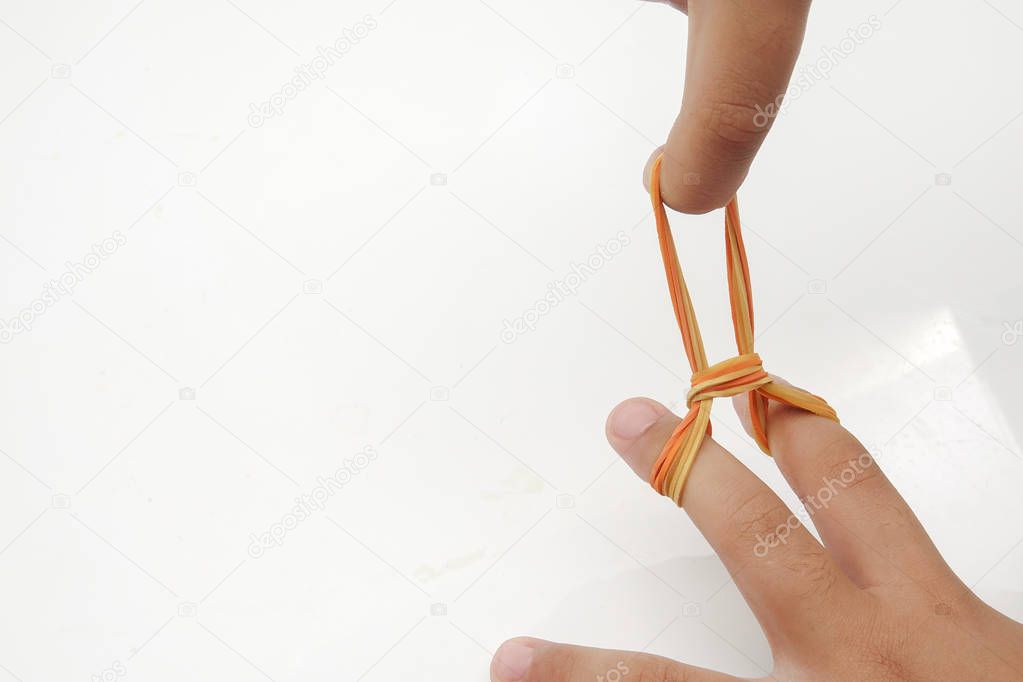 Эластичная резинка на руках, изолированная на белом #159760466 - Ларасток