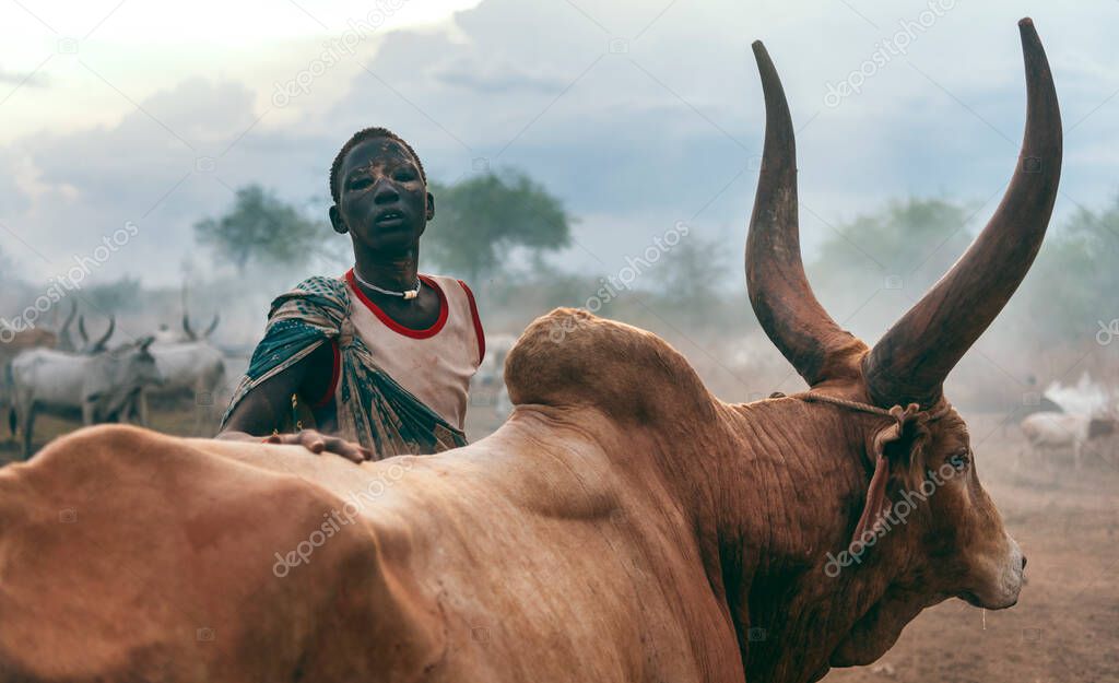MUNDARI TRIBE, SUDÁN DEL SUR - 11 DE MARZO DE 2020: Adolescente de la ...