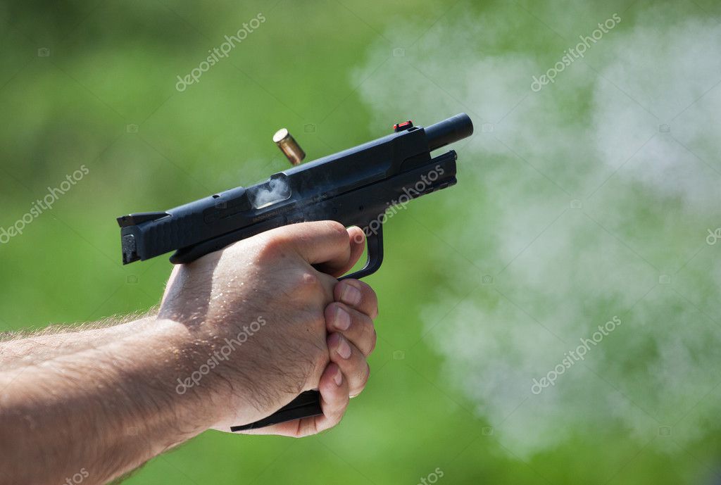 Disparo de una pistola — Foto de stock #127673344 © gsagi