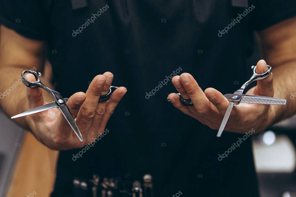 herramienta de peluquería profesional: tijeras afiladas sostenidas por ...