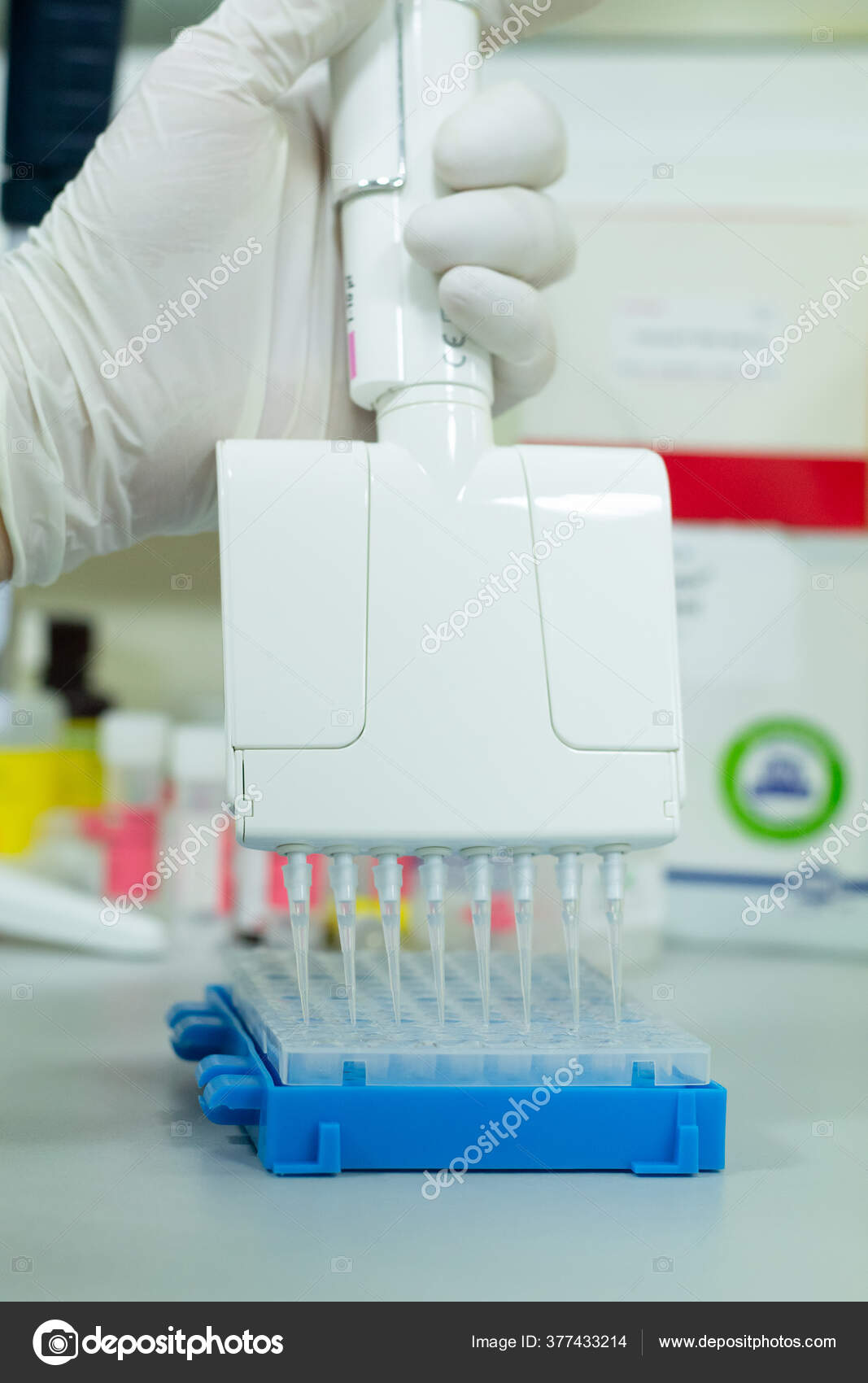 Peneliti Atau Ilmiah Menggunakan Mikropipet Multisaluran Untuk ...