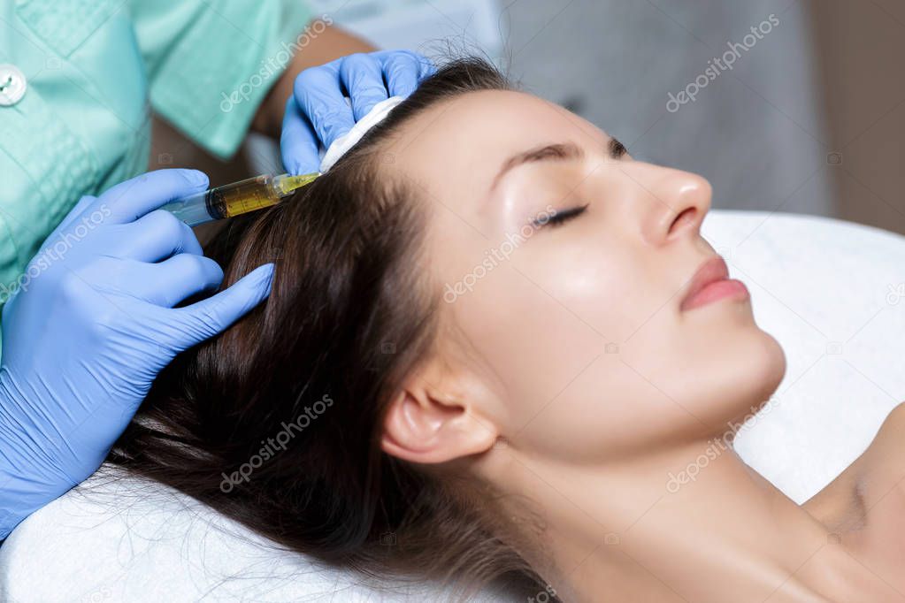 Mesoterapia con aguja. Los cosméticos se inyectaron en la cabeza de las ...