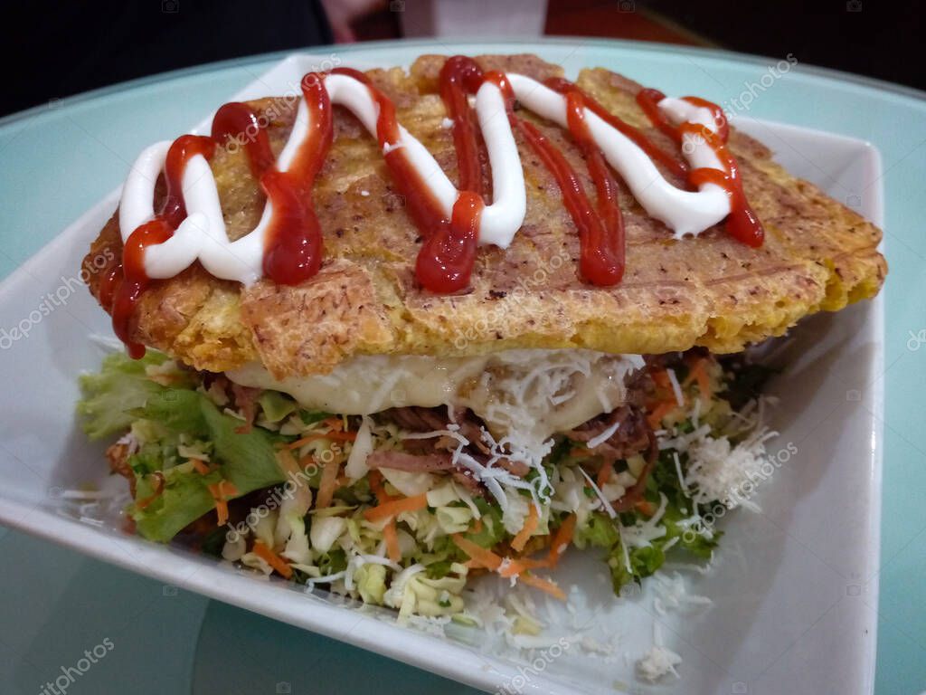 Patacon venezolano plátano frito tradicional relleno de carne rallada y ...