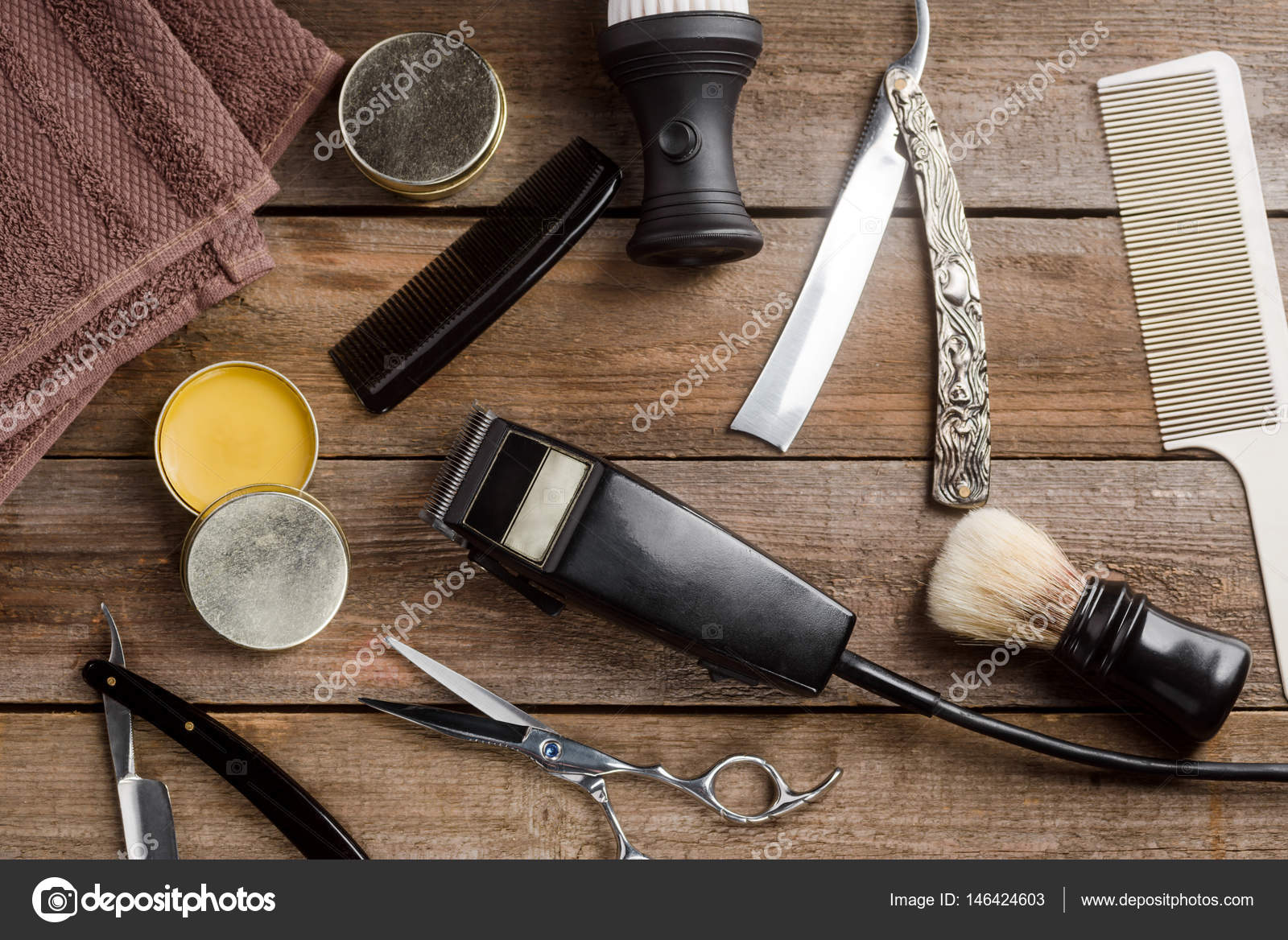 Vintage straight razors and combs — Stock Photo © YGphoto #146424603