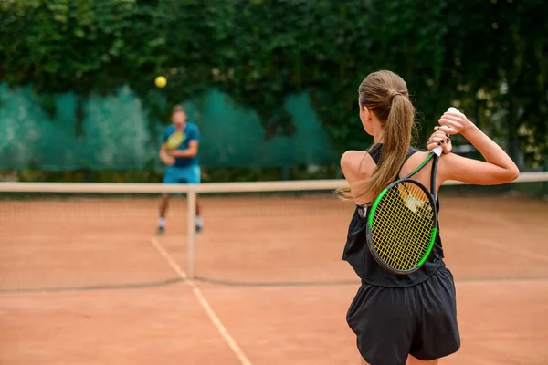 Чоловік грає в теніс картинки стокові Чоловік грає в теніс фотографії