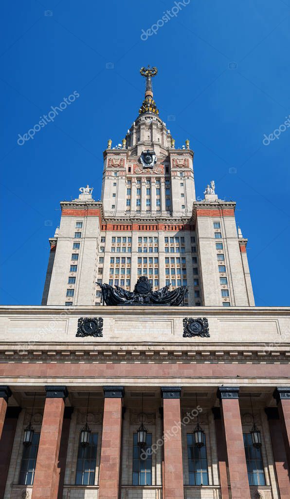 Edificio de gran altura del período soviético con el escudo de armas y ...