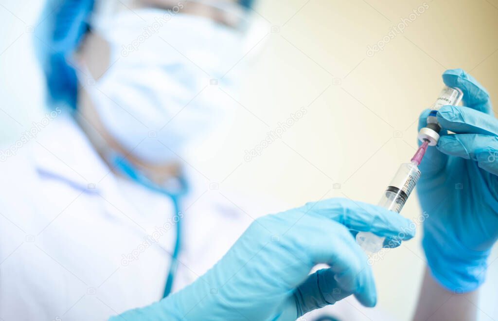 Jeringa inyección médica en la mano sosteniendo con equipo de ...