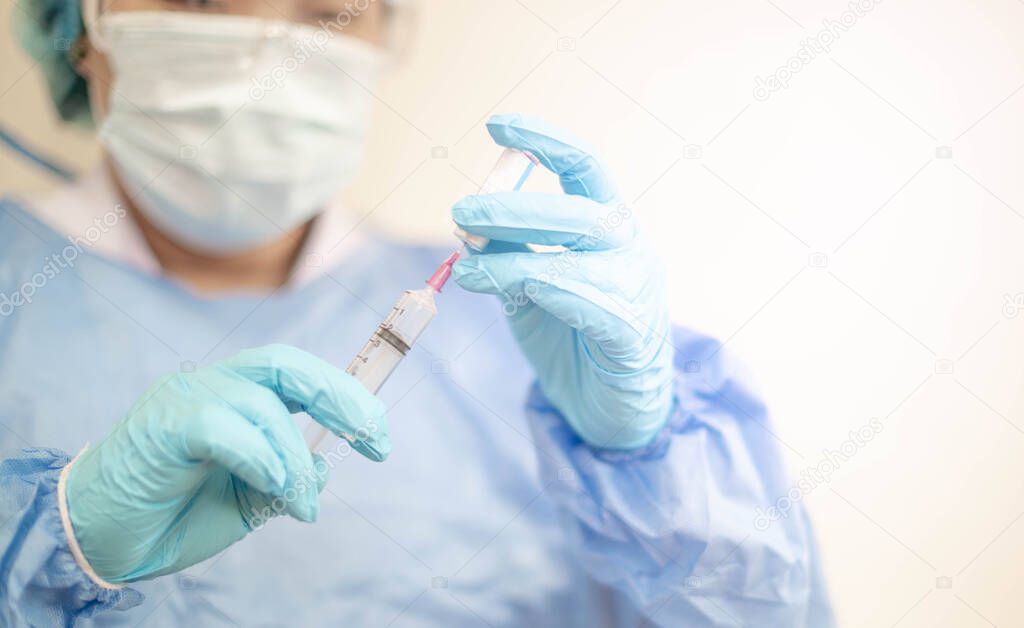 Jeringa inyección médica en la mano sosteniendo con equipo de ...