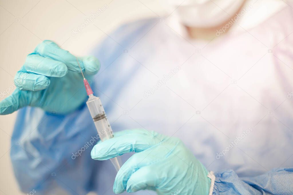 Jeringa inyección médica en la mano sosteniendo con equipo de ...