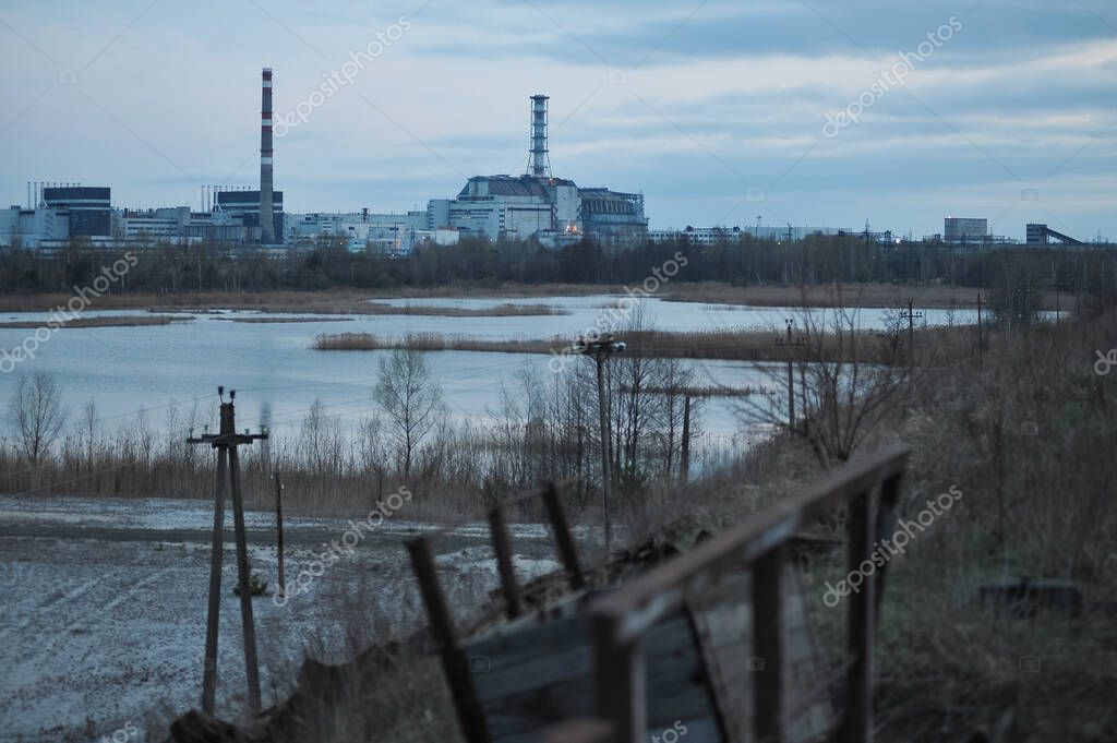 Vista de la central nuclear de Chernobyl en el horizonte, paisaje ...