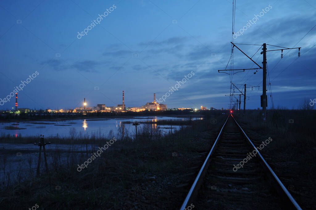 Central nuclear de Chernóbil por la noche, paisaje abandonado y post ...