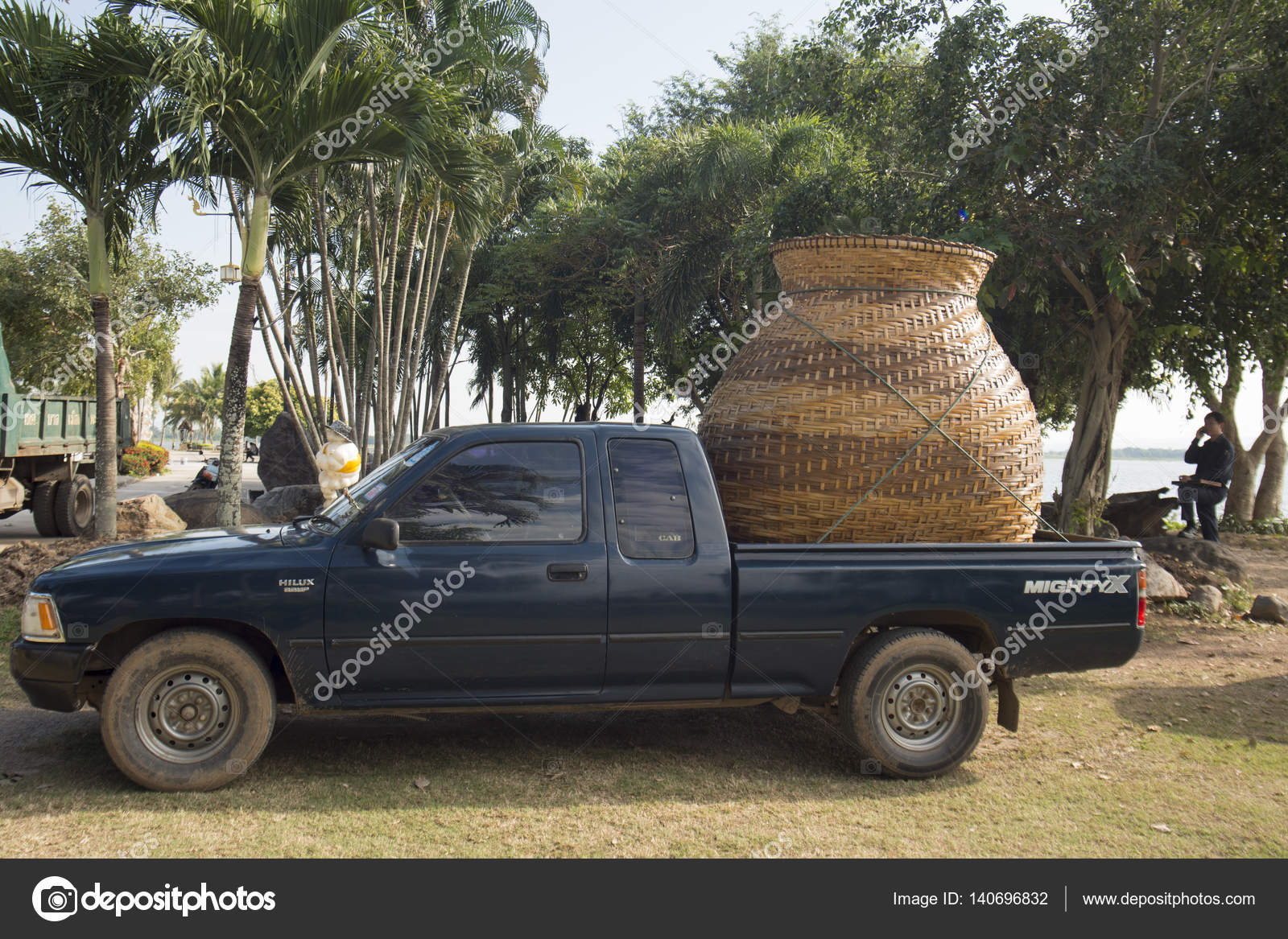 A car with a big pot at the lake in Thailand — Stock Editorial Photo ...