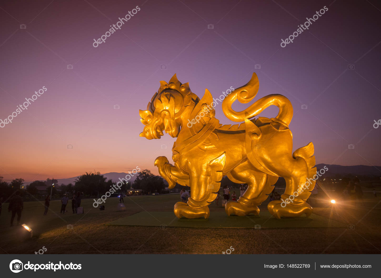 The singha at the singha Park at sunset – Stock Editorial Photo © urf ...
