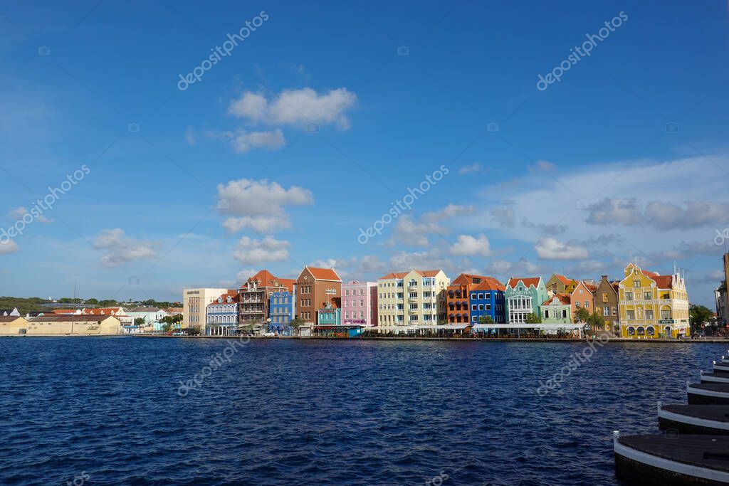 Curazao-11 / 3 / 19: Coloridos edificios de pastel en el agua en la ...