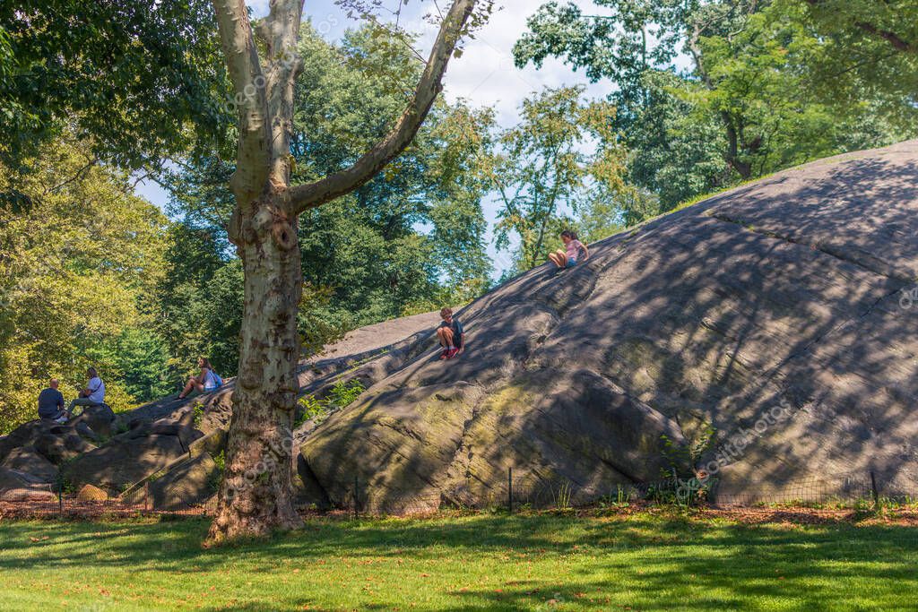 New York, NY / USA - 24 de julio de 2019: Niños jugando en Umpire Rock ...