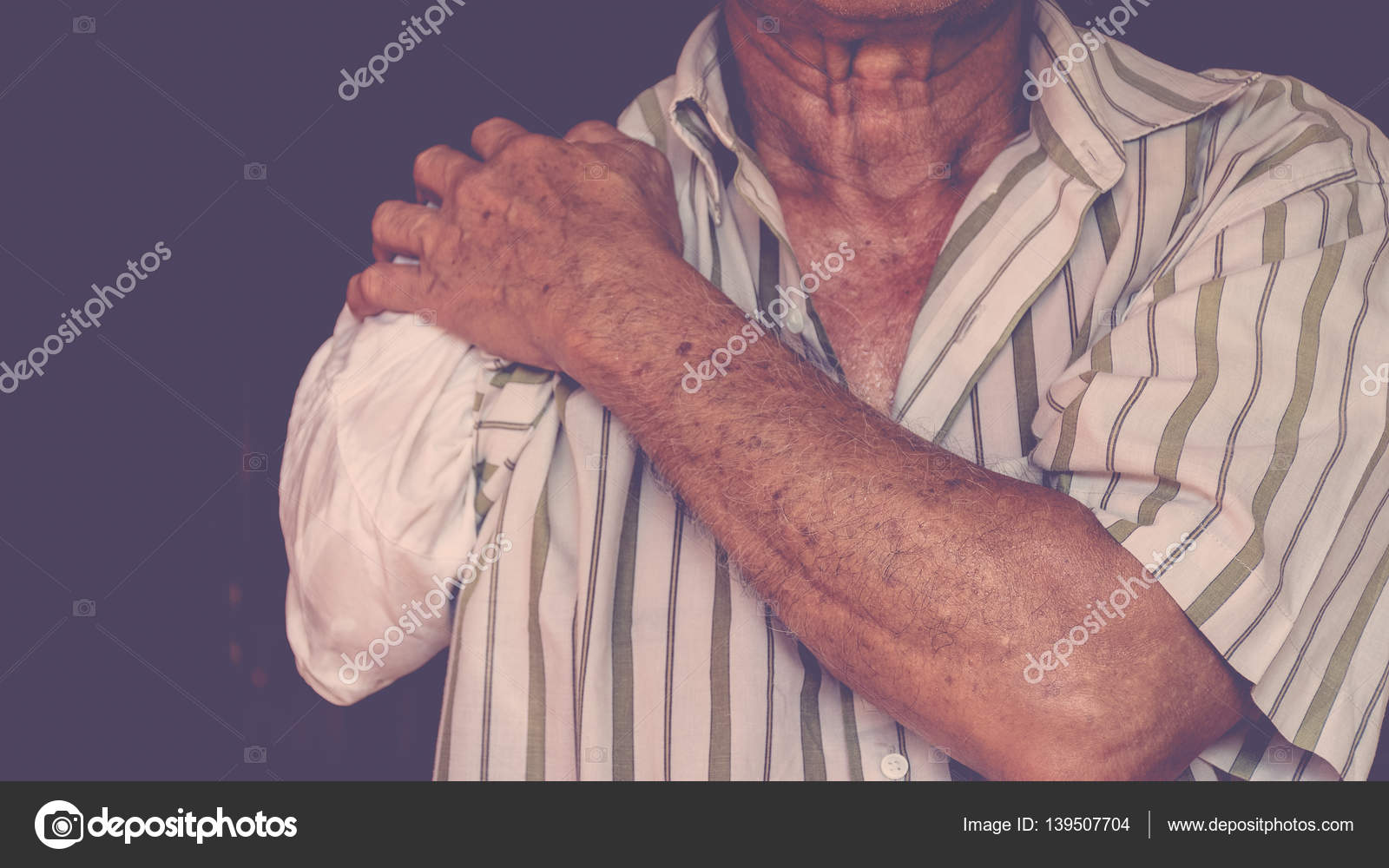 Asia elderly man with one arm and arm prosthetic — Stock Photo ...