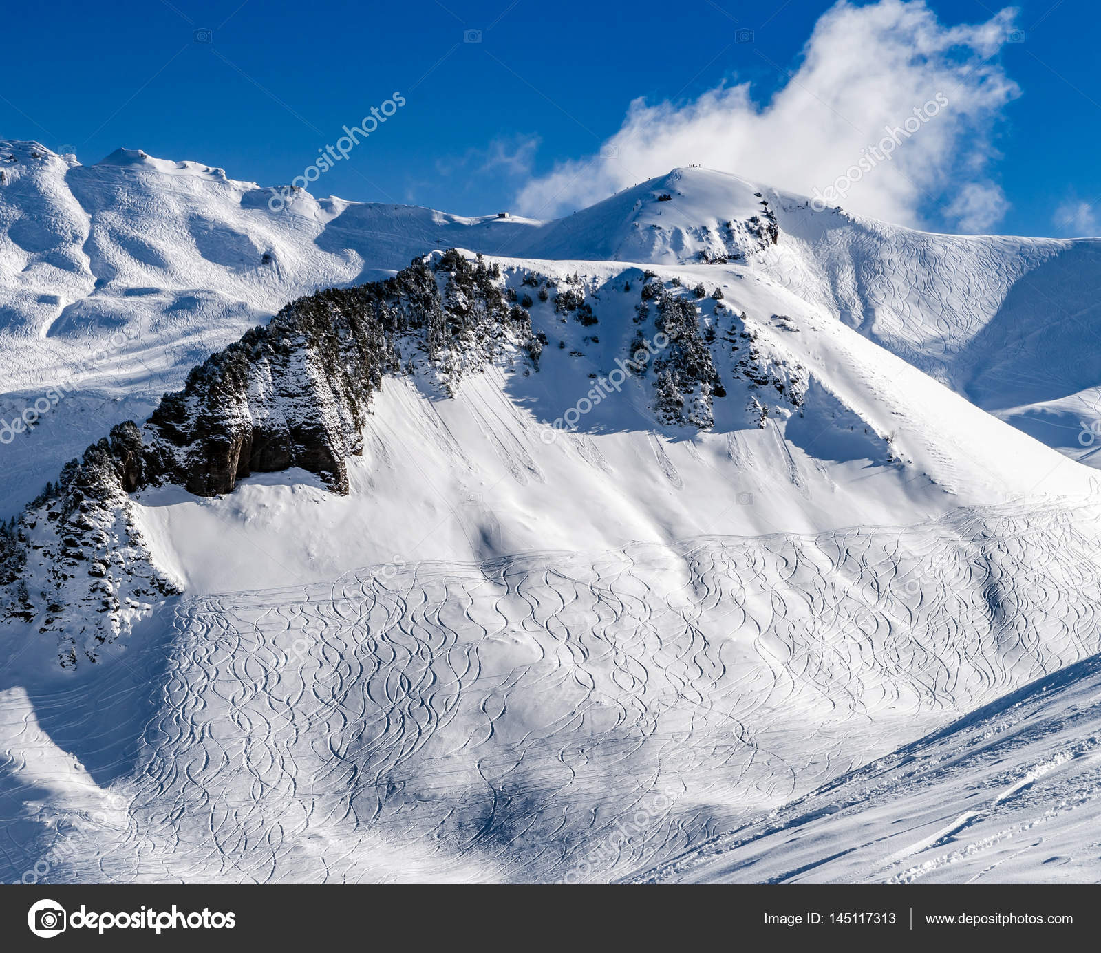 Hermoso clima invernal en estación de esquí en altas montañas ...