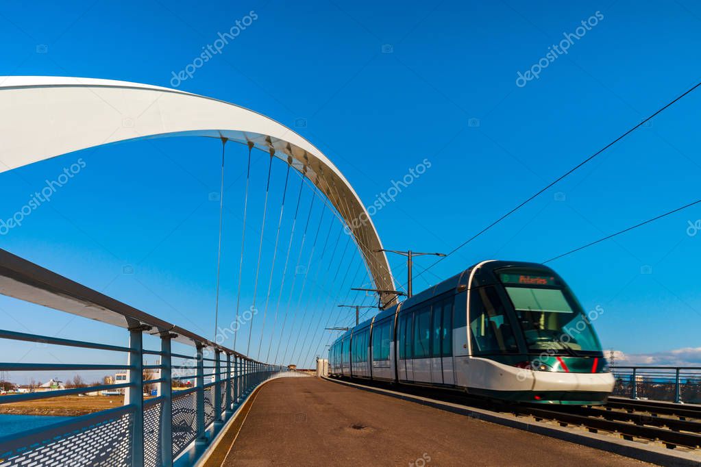 Movimiento de tranv a en el puente Citadelle a trav s de Bassin Vauban para t 2024