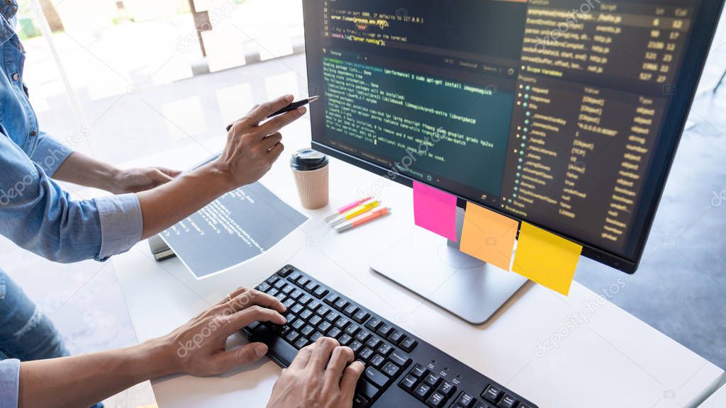 Programador pensativo que trabaja en el escritorio pc código de ...