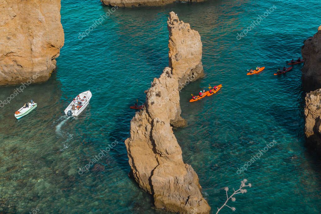 Excursión en kayak de mar amarillo sobre el mar azul oscuro a lo largo ...