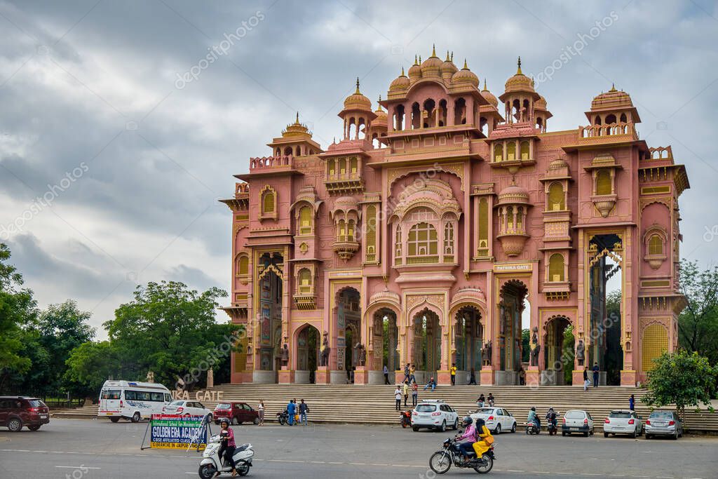 Jaipur, Rajastán / India - 29 de septiembre de 2019: Colorida Puerta ... Jaipur, Rajastán / India - 29 de septiembre de 2019: Colorida Puerta ...