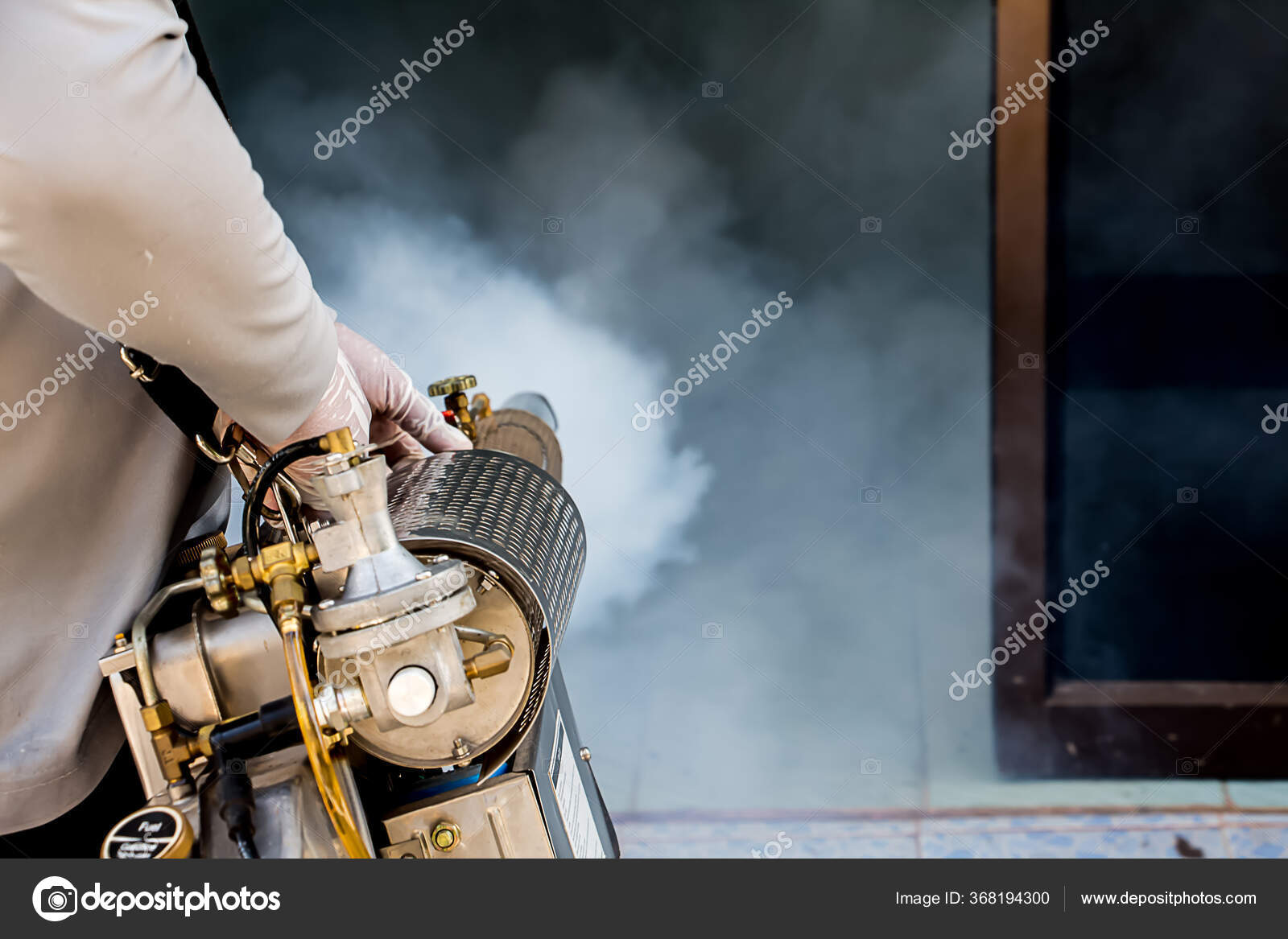 Hombre Utiliza Máquina Fumigación Mosquitos Para Matar Los Portadores ...