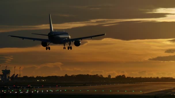 130 Commercial planes landing Videos, Royalty-free Stock Commercial ...