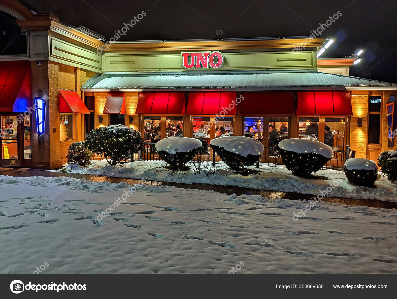 Pizzeria Uno Cozy Night Time Restaurant Eatery Fresh Fallen Snow ...
